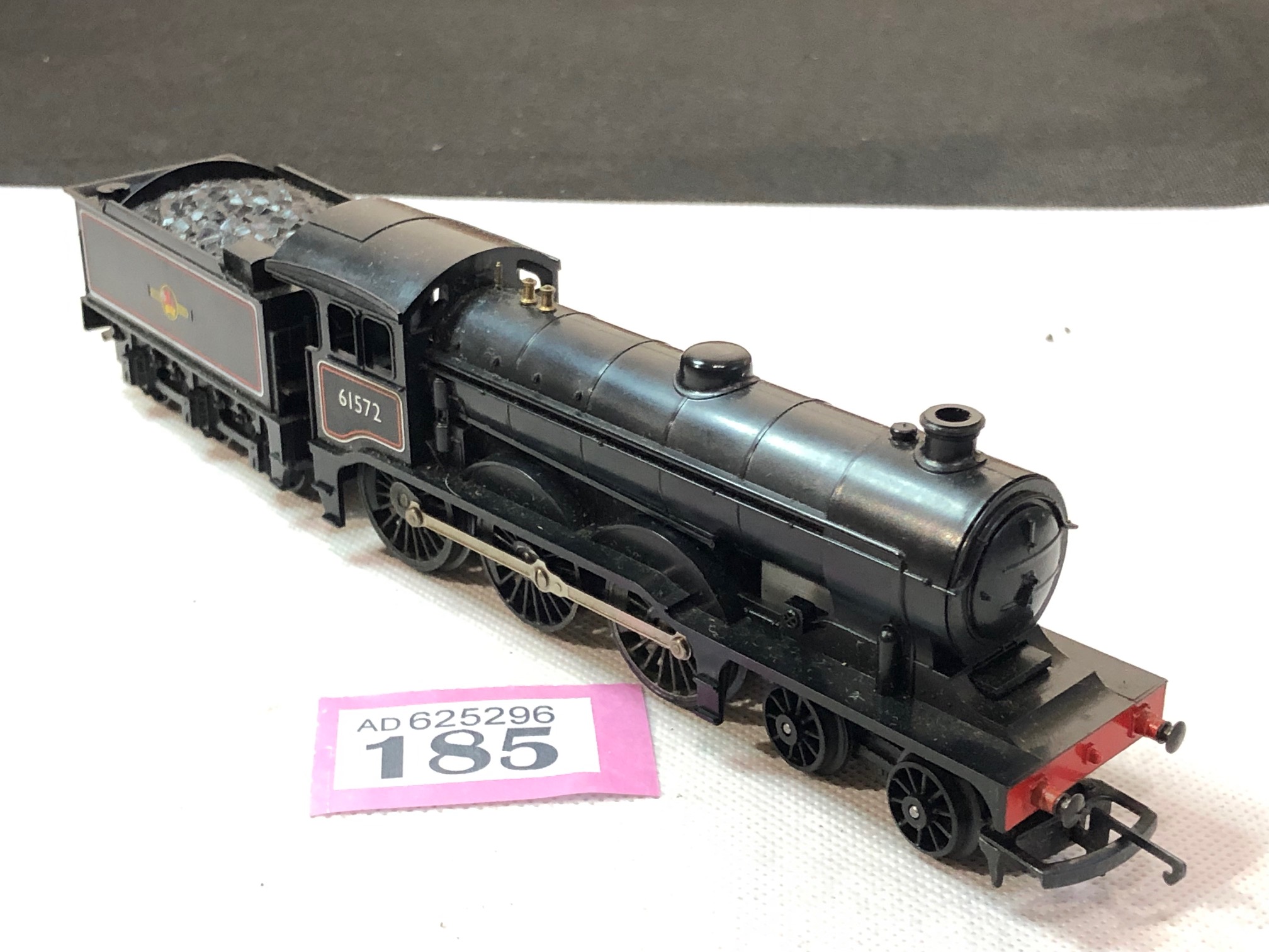 Hornby OO R150S Class B12 4-6-0 61572 in BR Black P185 MJC - The Model ...