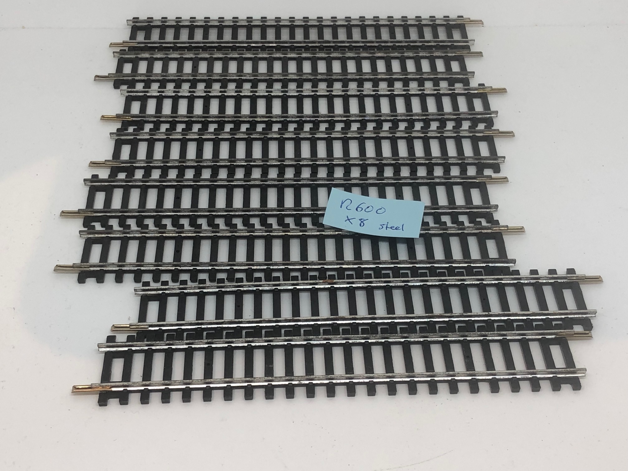 Hornby OO R600 straight x 8 - The Model Railway Club