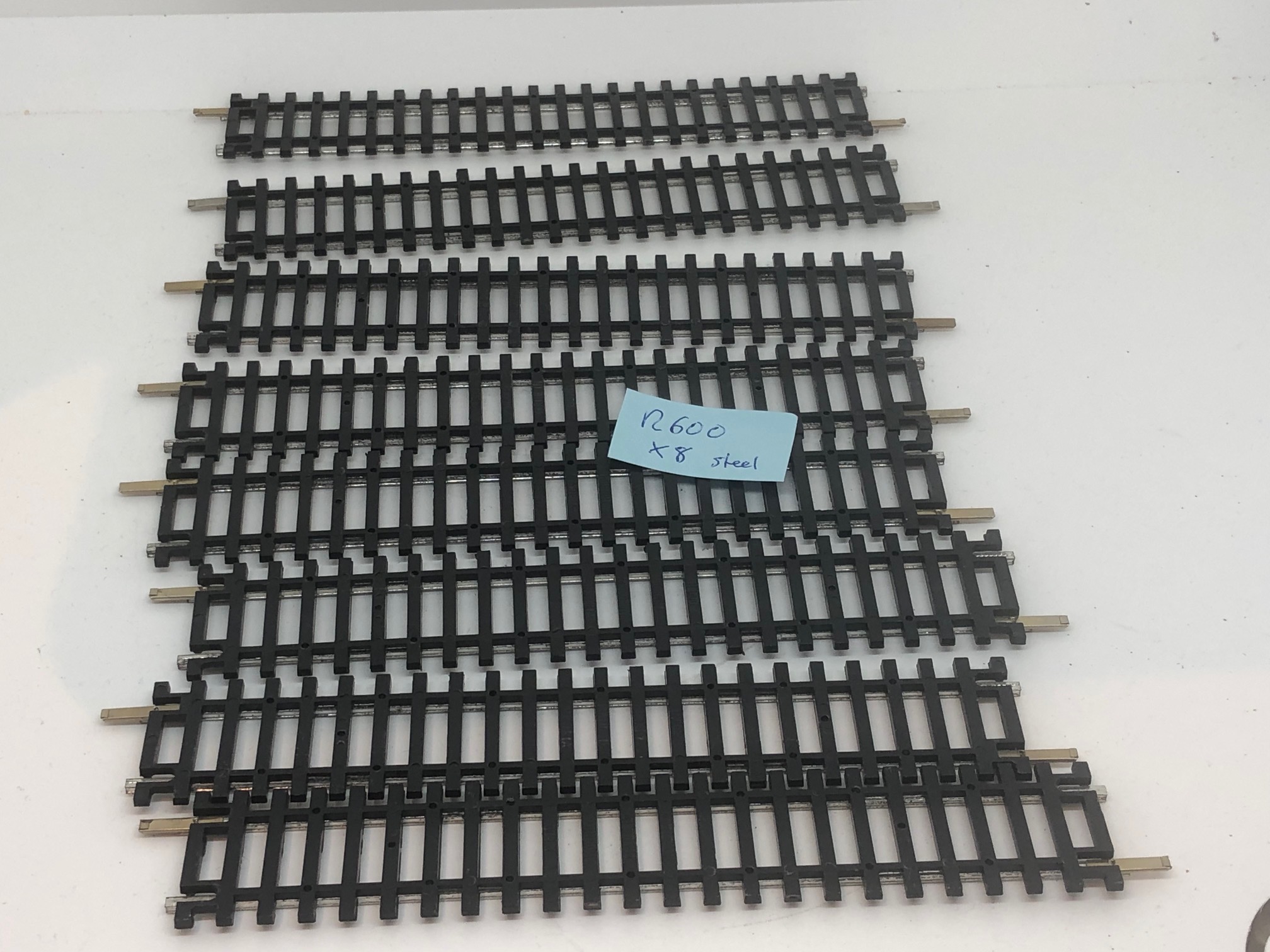 Hornby OO R600 straight x 8 - The Model Railway Club