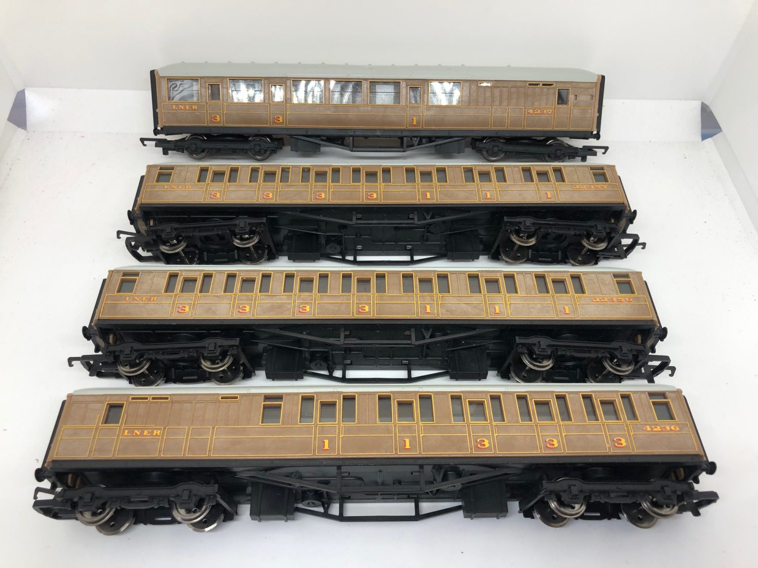 Hornby Railroad OO Set of 4 LNER teak coaches