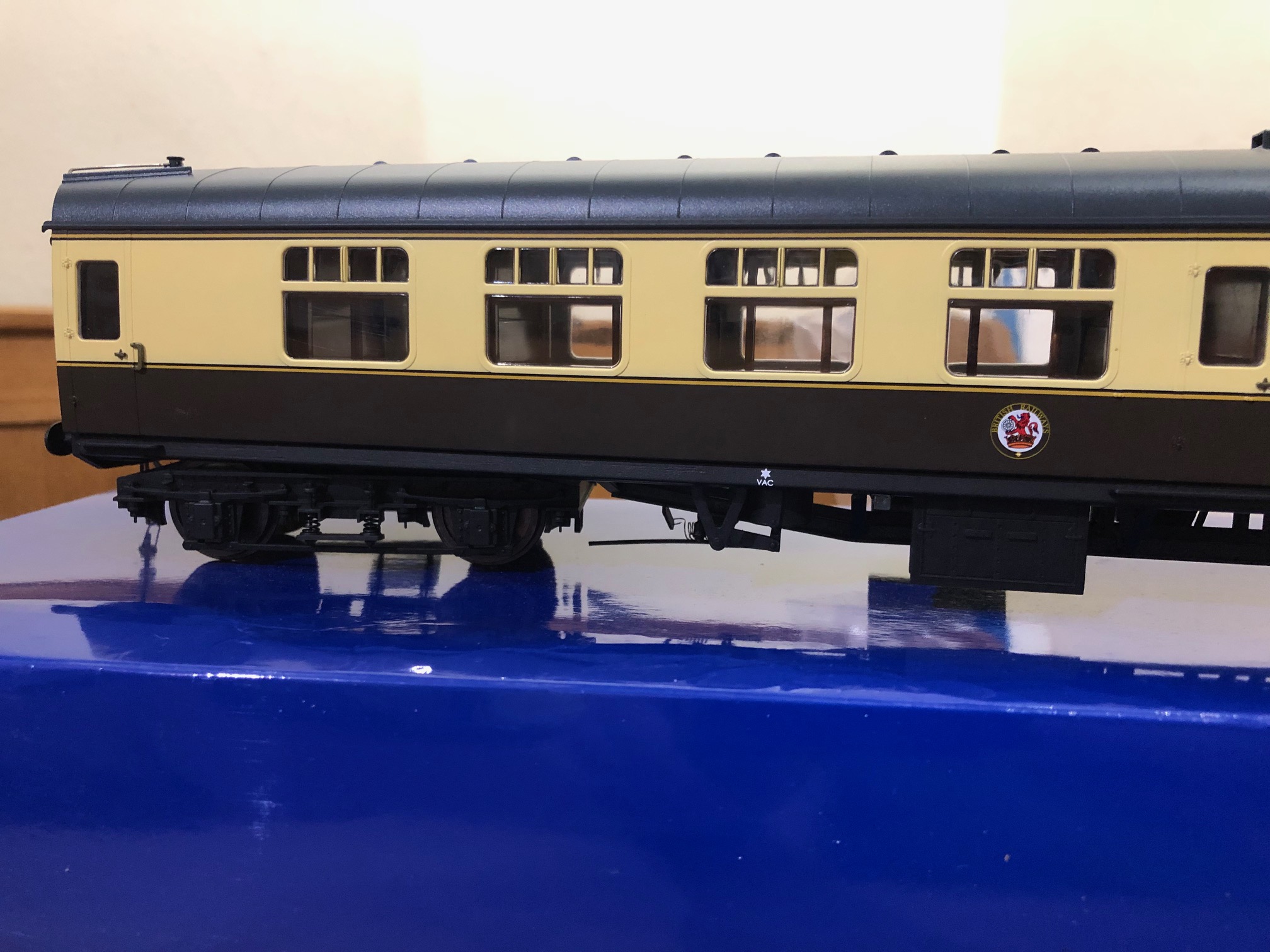 Heljan O 4923 Mk1 BSK brake second corridor in BR chocolate and cream ...