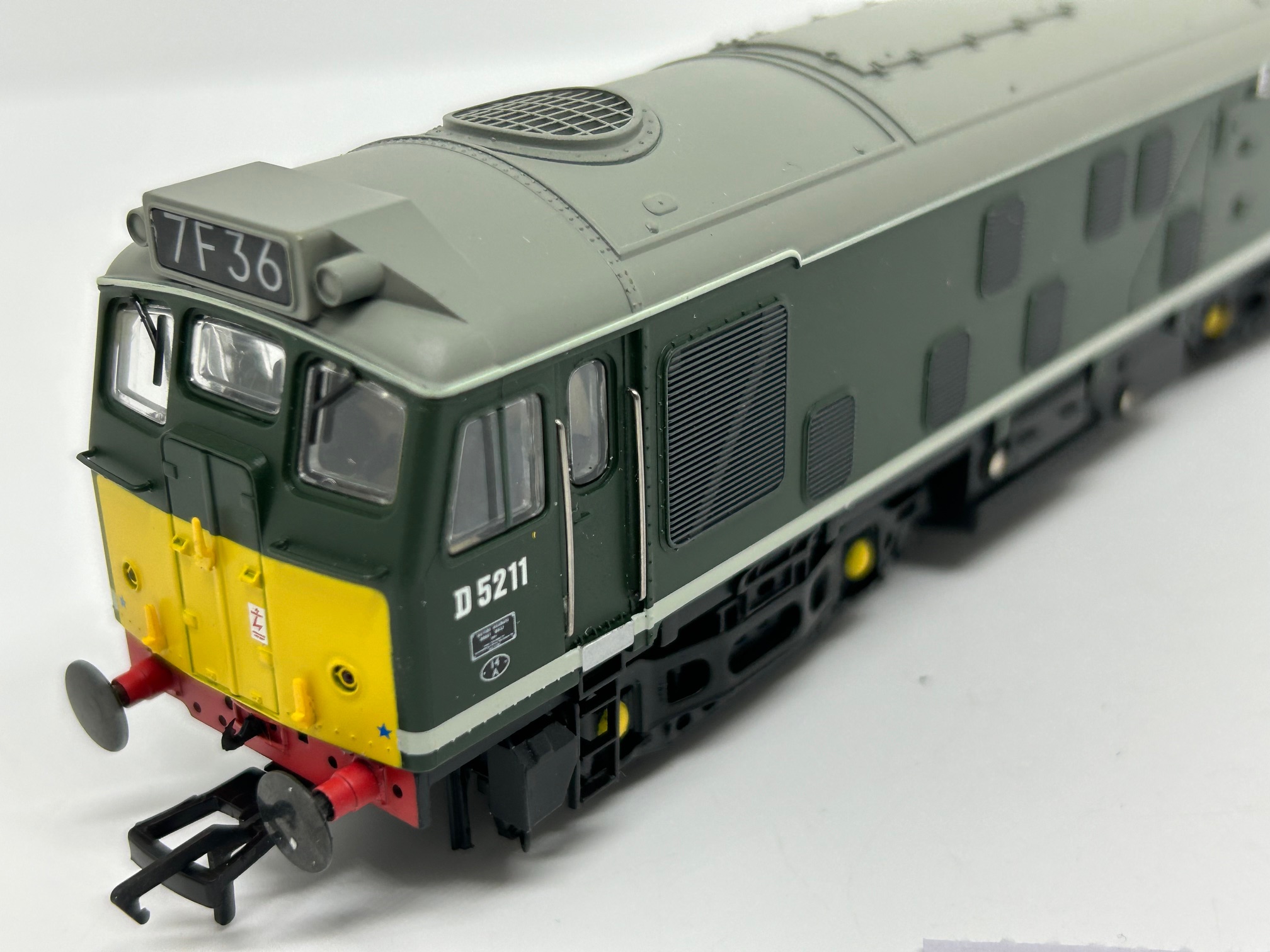 Bachmann OO 32-325 Class 25/1 D5211 BR Late Green Small Yellow Panel ...