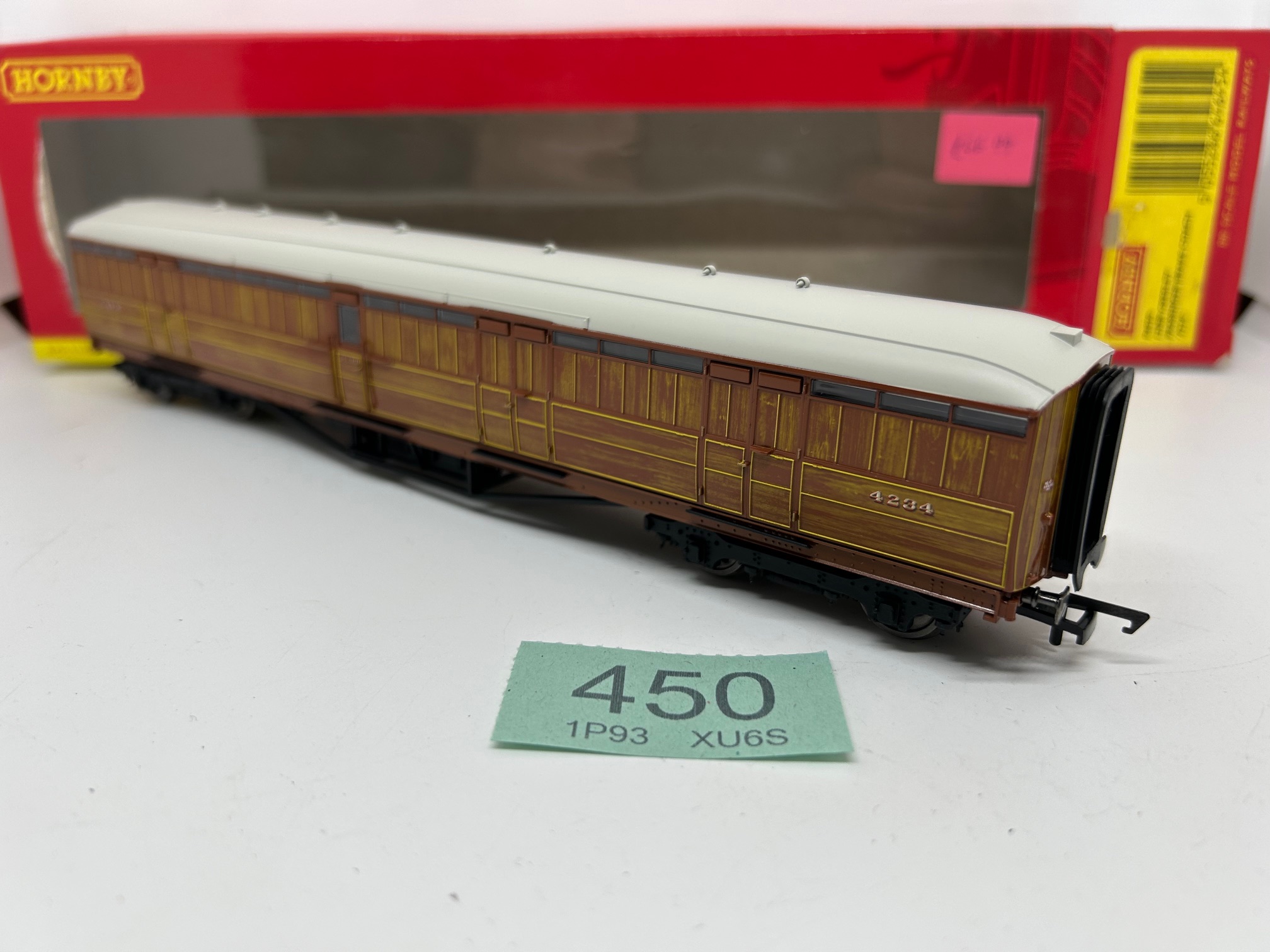 Hornby R4830 Gresley 61′ 6″ full brake 4234 in LNER teak